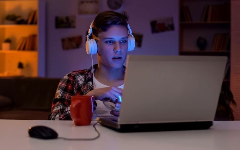 Ask the Experts: Teens and Bingewatching and Doomscrolling - The ...